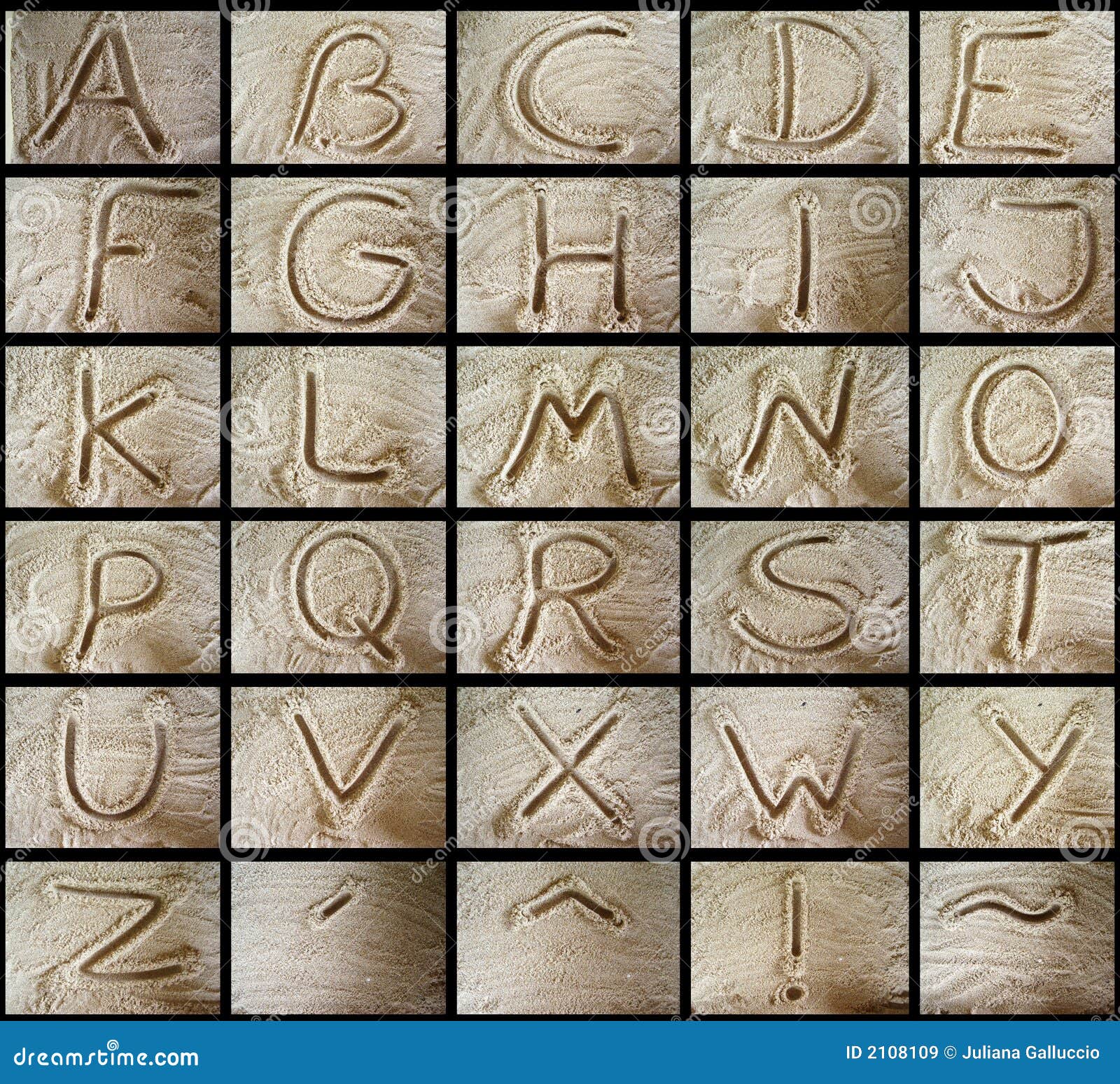 Alphabets dans le sable image stock. Image du sable, écriture - 2108109