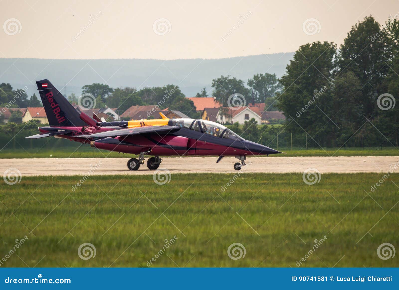 Alphajet editorial photo. Image of redbull, acrobatic - 90741581