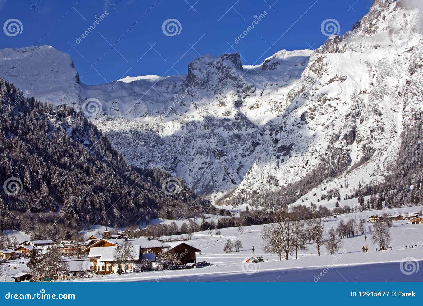 Alpi di inverno immagine stock. Immagine di ambiente - 12915677
