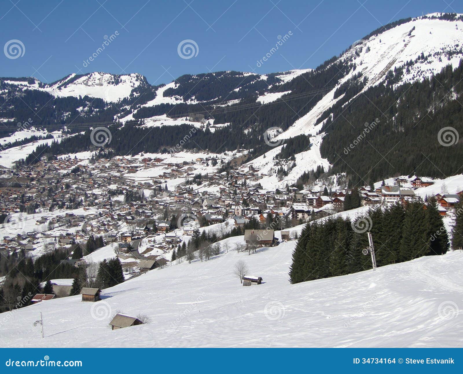 Alpiene dorp en chalets stock foto. Image of gebouwen - 34734164