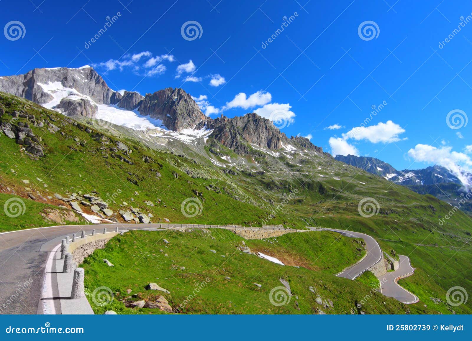 Alpiene Weg Door Berglandschap Stock Afbeelding - Image of azuurblauw ...