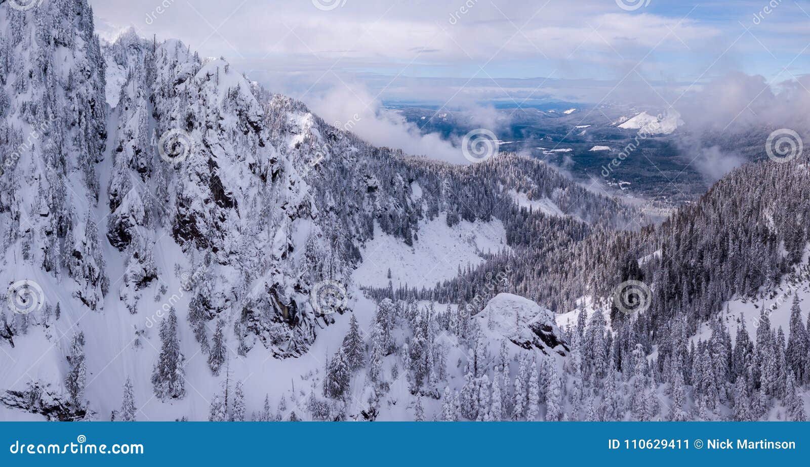Alpine Berge Bedeckt Im Frischen Schnee Stockbild - Bild von antenne ...
