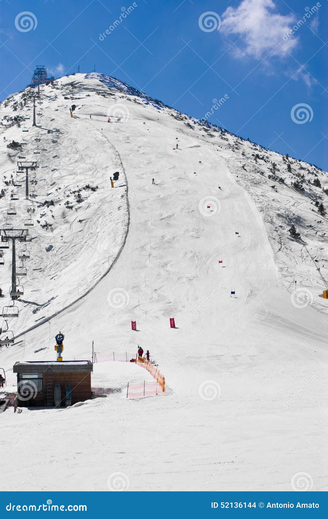 Alpine Skipiste stockfoto. Bild von spuren, ansicht, feiertag - 52136144