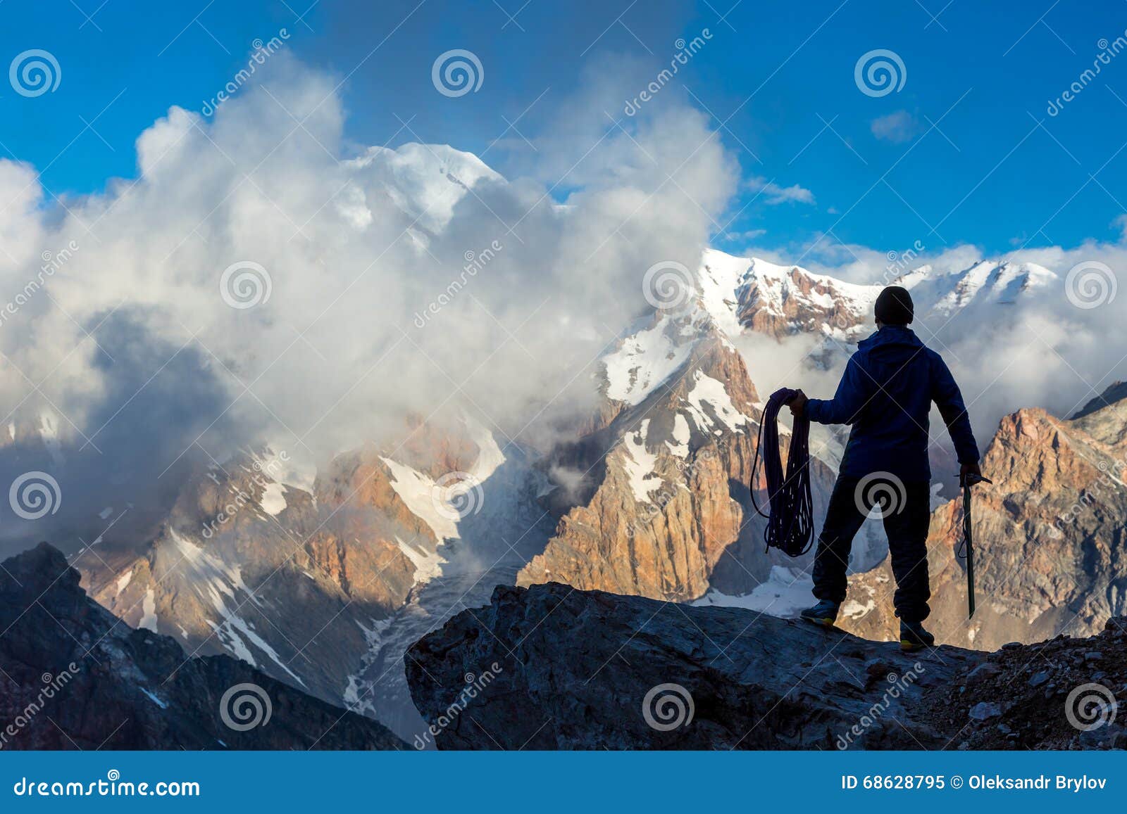 Alpiner Bergsteiger, Der Abfall Mit Seil-und Eis-Axt Vereinbart ...