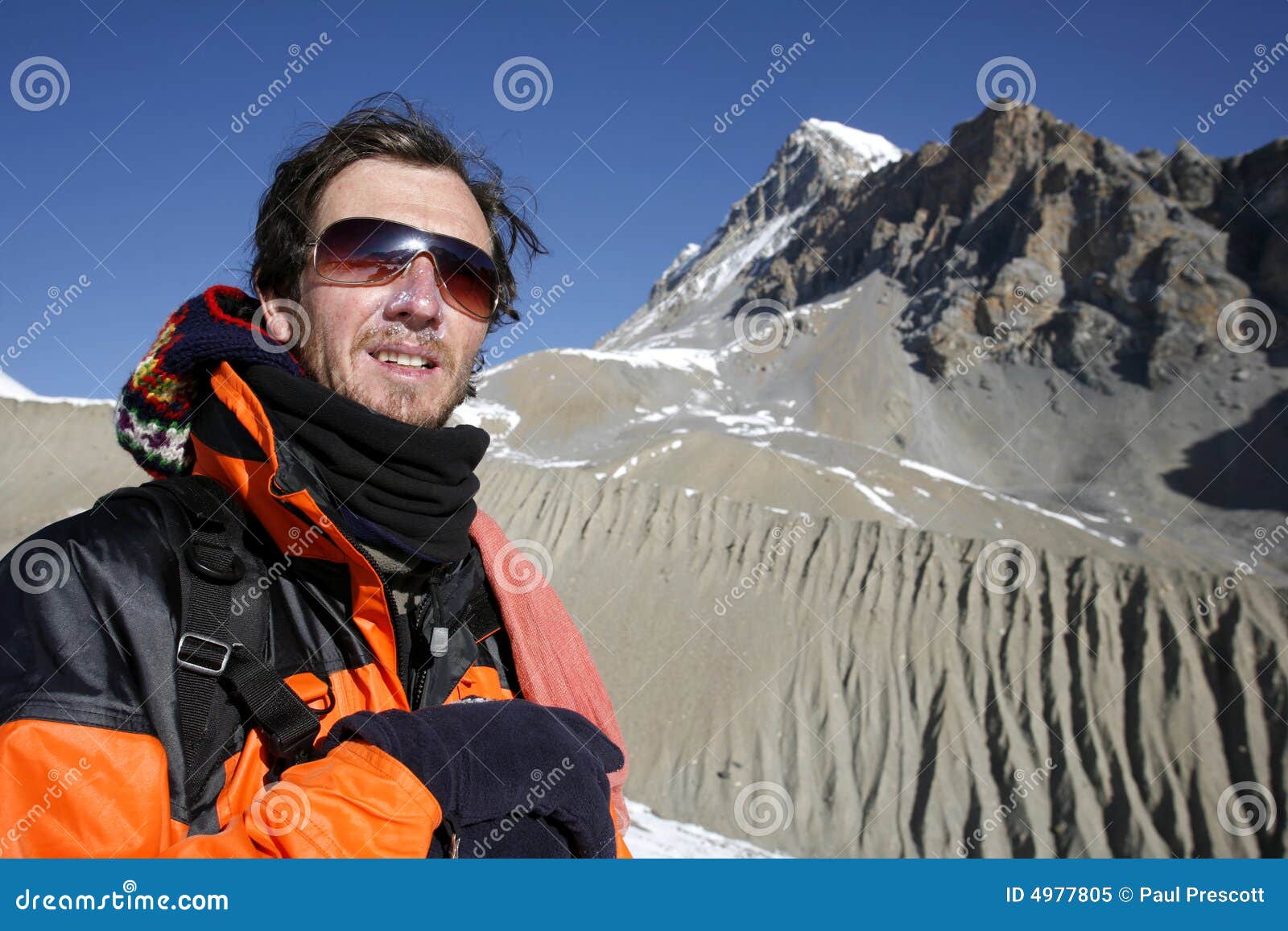 Alpinista Che Esamina Una Montagna Immagine Stock - Immagine di ...