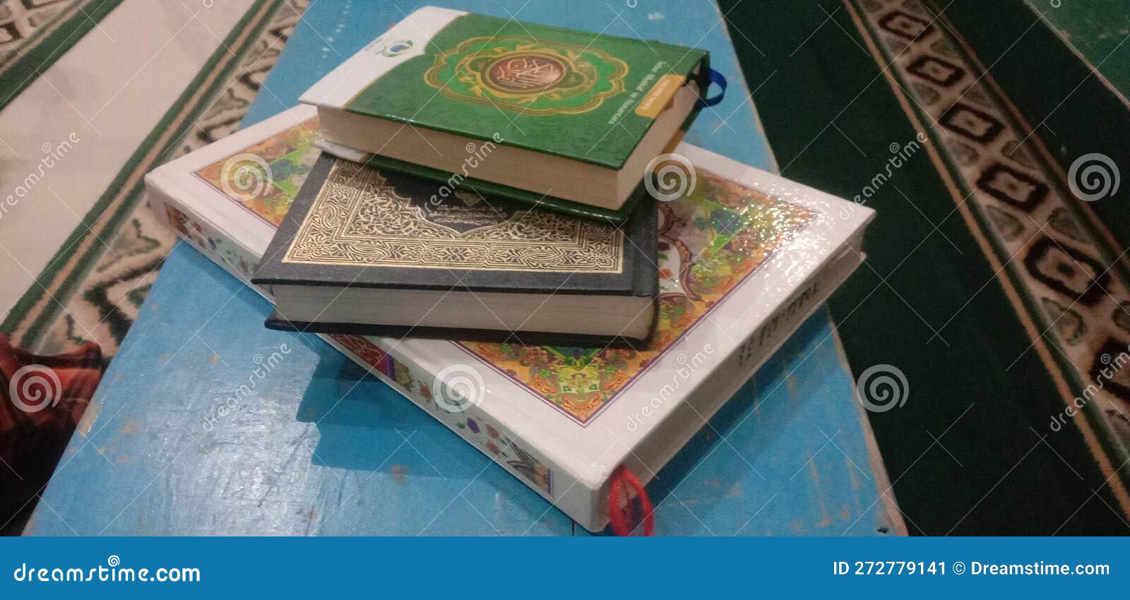 Alquranul Kareem No Conjunto De Tabelas Imagem de Stock - Imagem de ... Alquranul Kareem No Conjunto De Tabelas Imagem de Stock - Imagem de ...