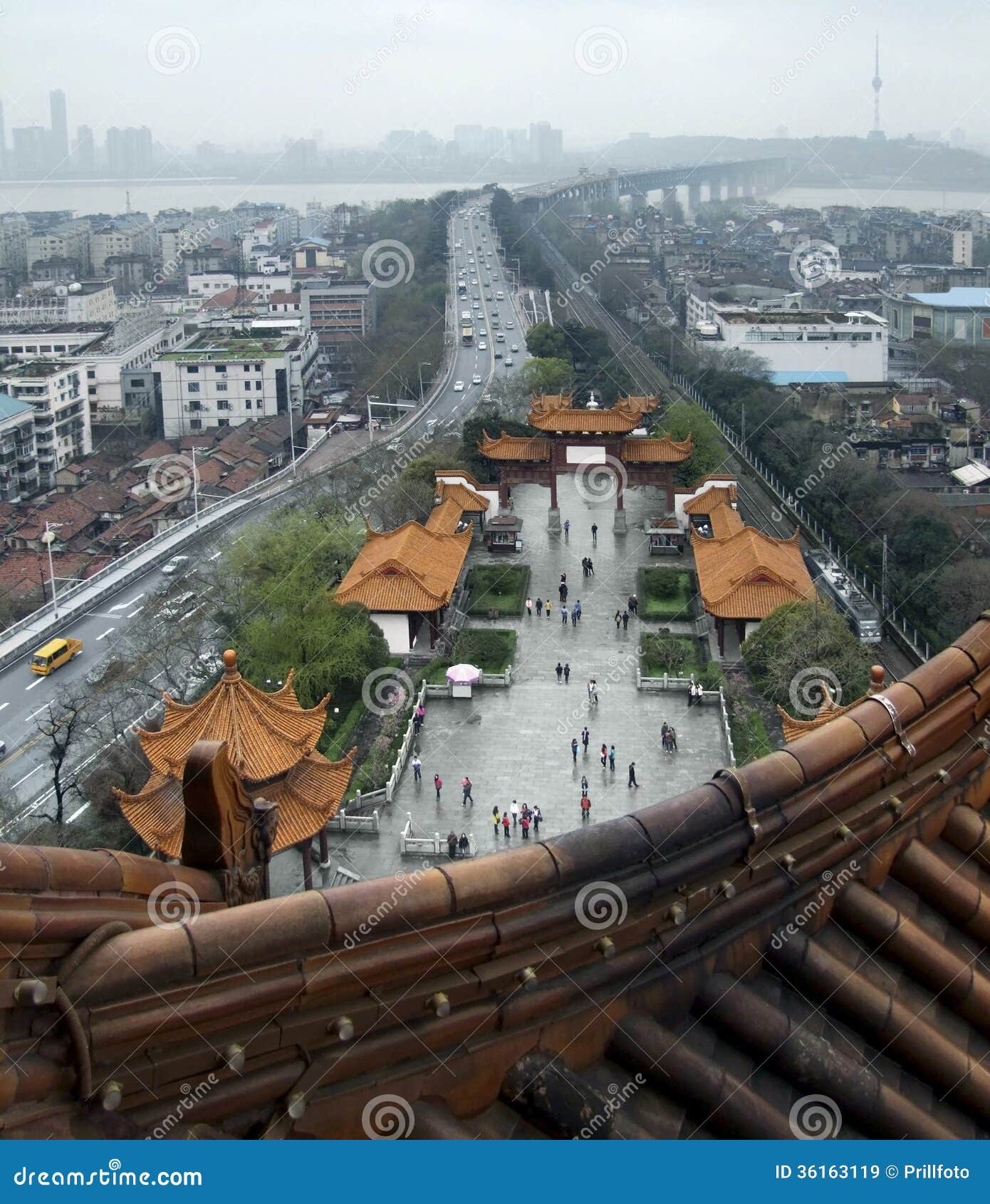 Alrededor De Crane Tower Amarillo Imagen de archivo - Imagen de ...