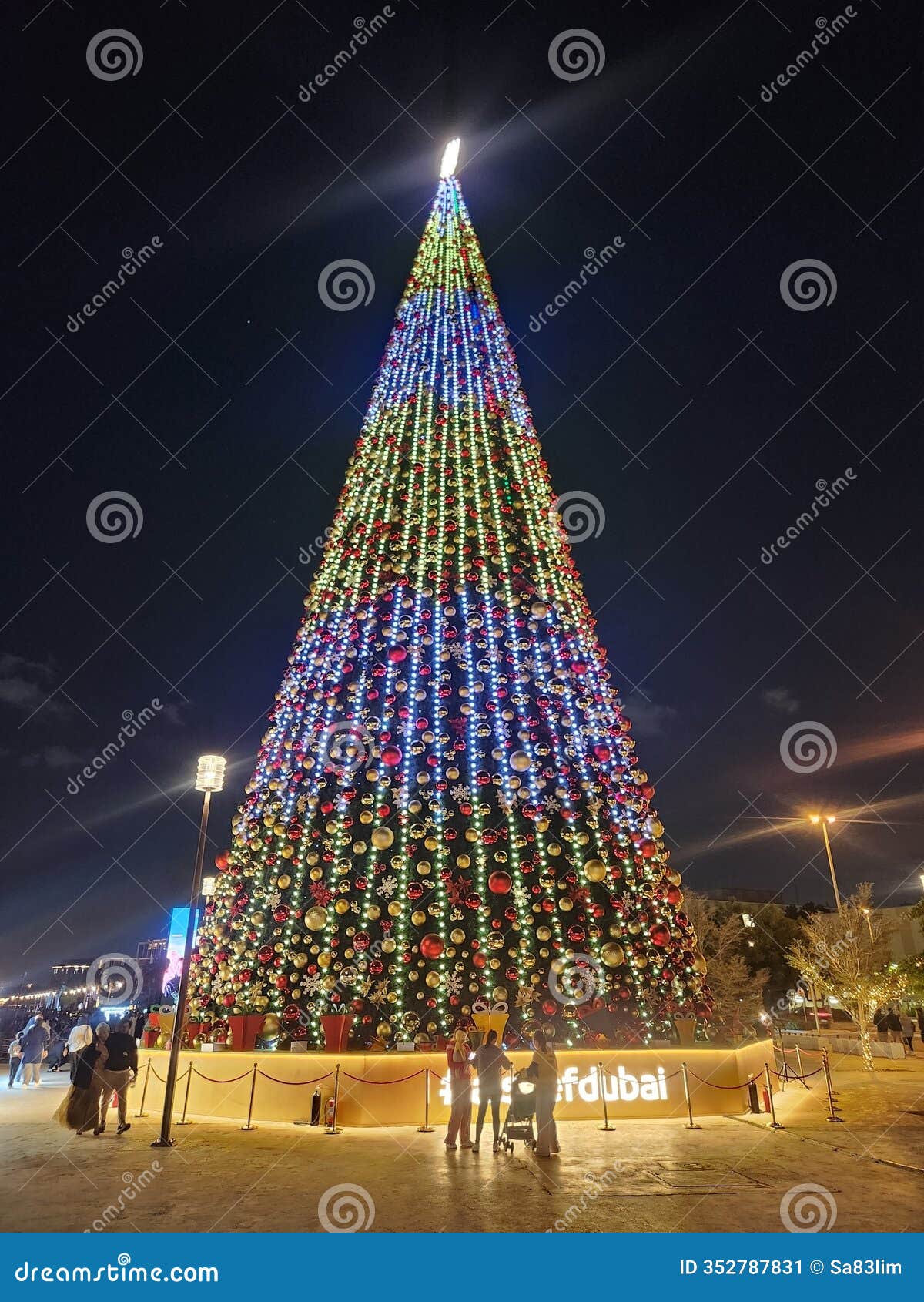 Alseef Dubai Large Christmas Tree, UAE Editorial Photo - Image of ...