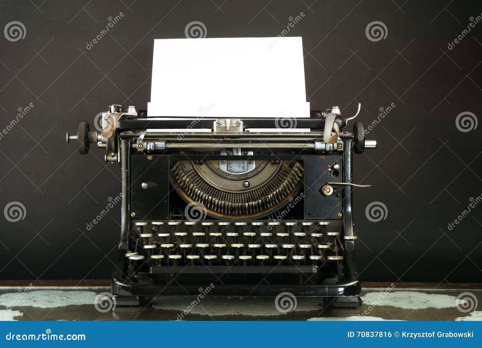 Alt Und Dusty Typewriter Mit Einem Blatt Papier Stockfoto - Bild von ...