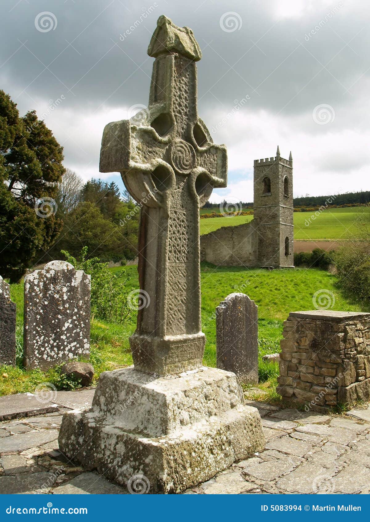 Alta cruz irlandesa foto de archivo. Imagen de monacal - 5083994