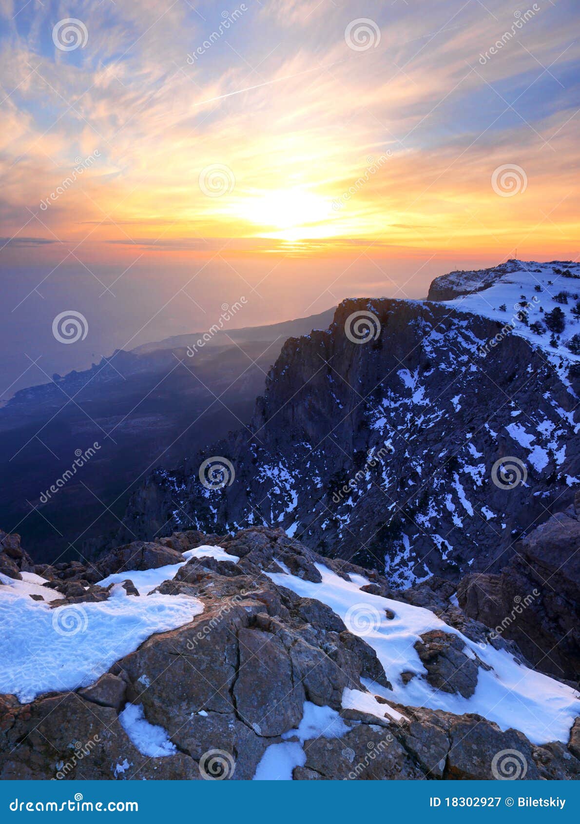 Alta roca con nieve imagen de archivo. Imagen de verano - 18302927