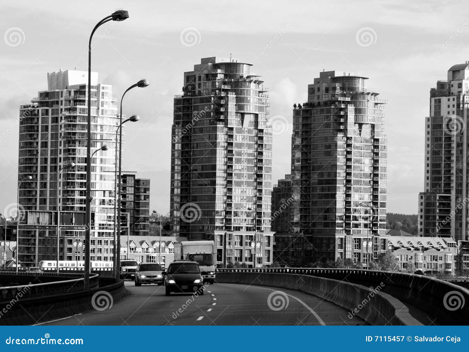 Alta subida residencial imagen de archivo. Imagen de vivienda - 7115457