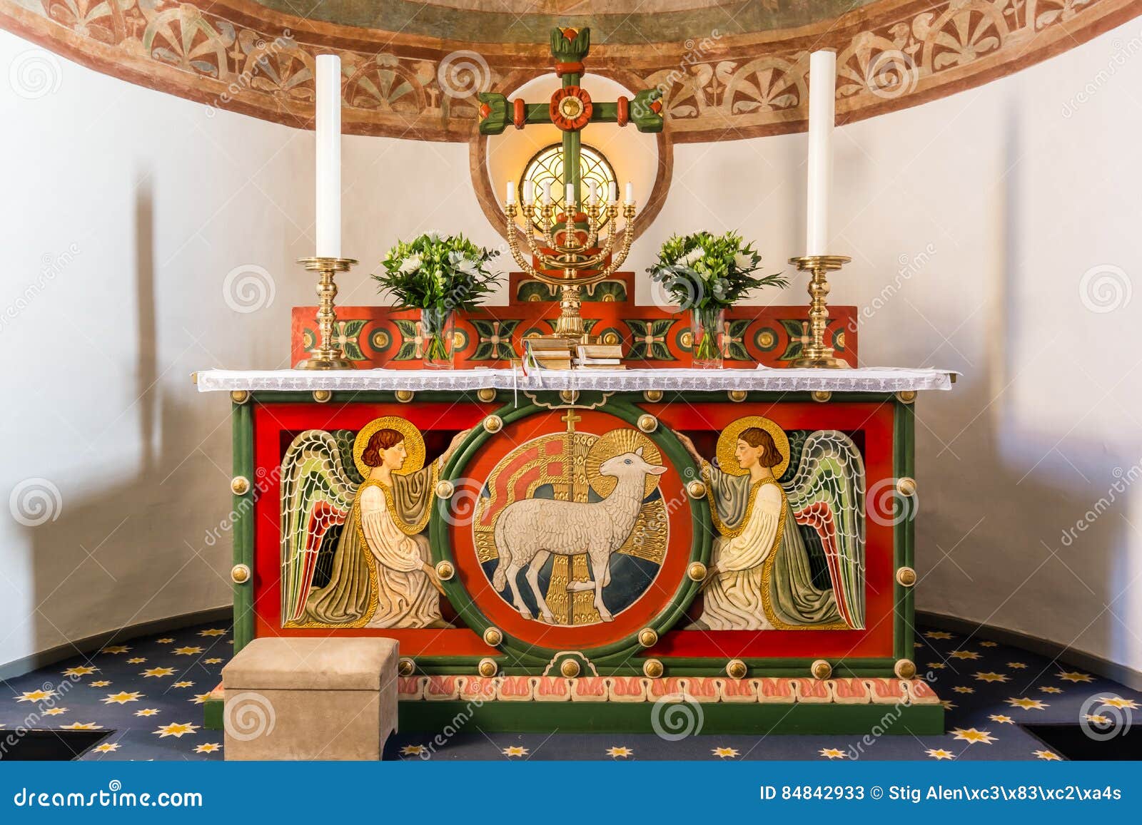 Altaar Met Twee Engelen En Het Lam Van God Stock Afbeelding - Image of ...