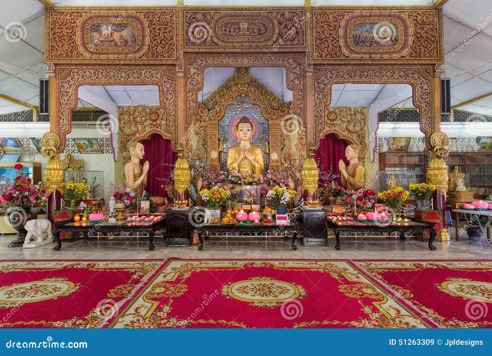 Altar Birmano Del Templo Budista De Dhammikarama Imagen de archivo ...