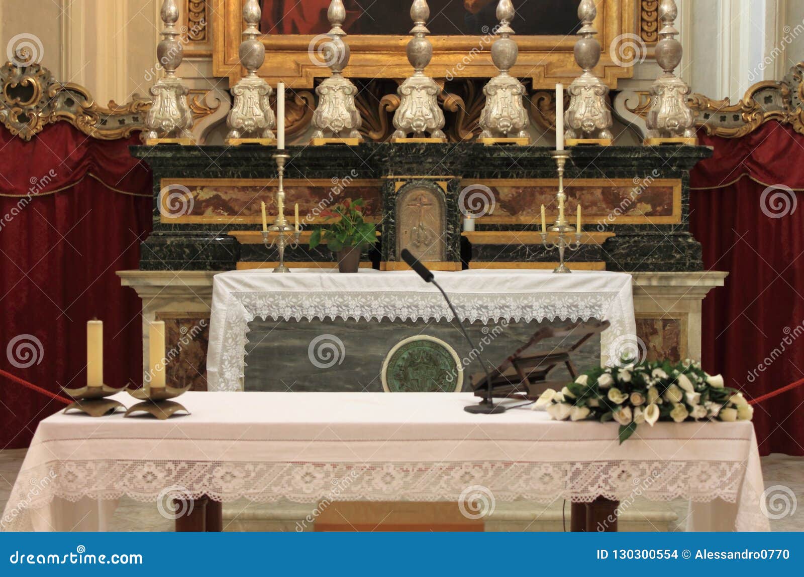 Altar Católico En Una Iglesia Foto de archivo - Imagen de lectura ...