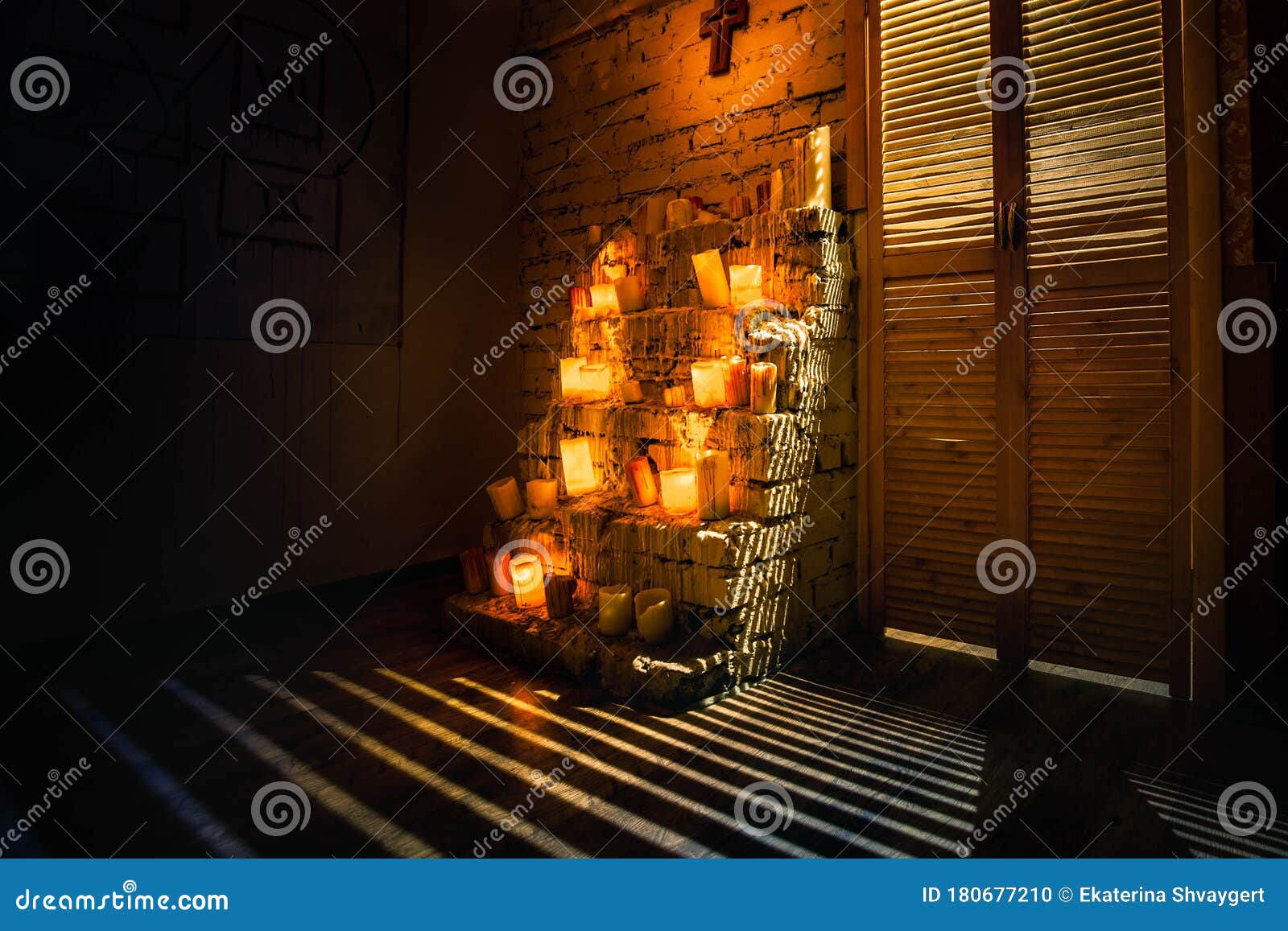 Altar com velas queimadas foto de stock. Imagem de escuro - 180677210