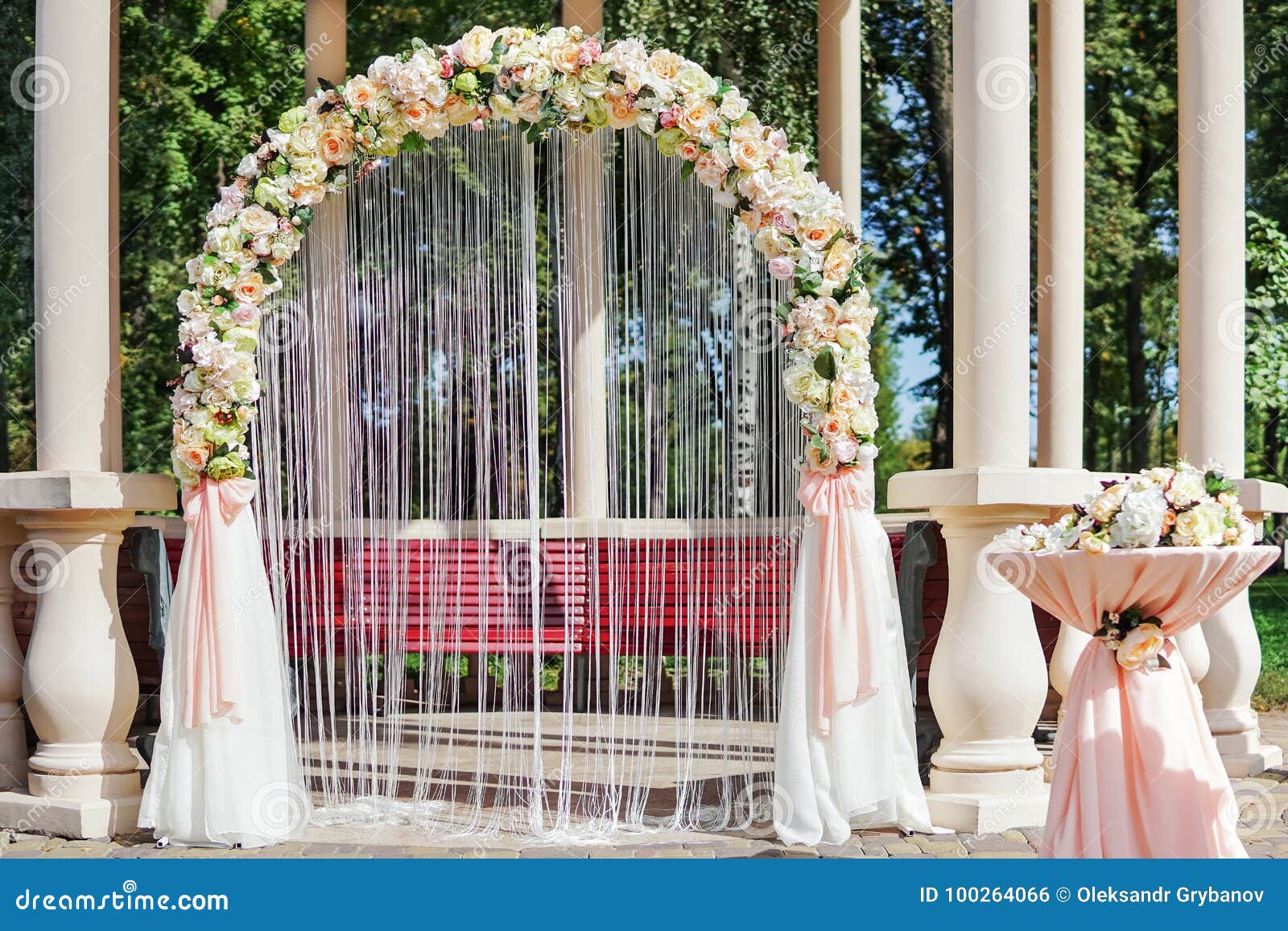 Altar De La Boda Con Las Flores Foto de archivo - Imagen de decorativo ...