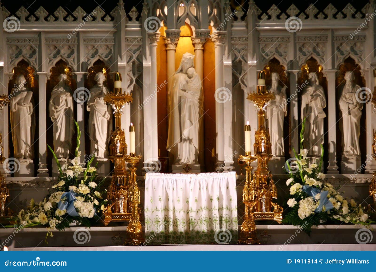 Altar De La Iglesia Católica Foto de archivo - Imagen de tradicional ...