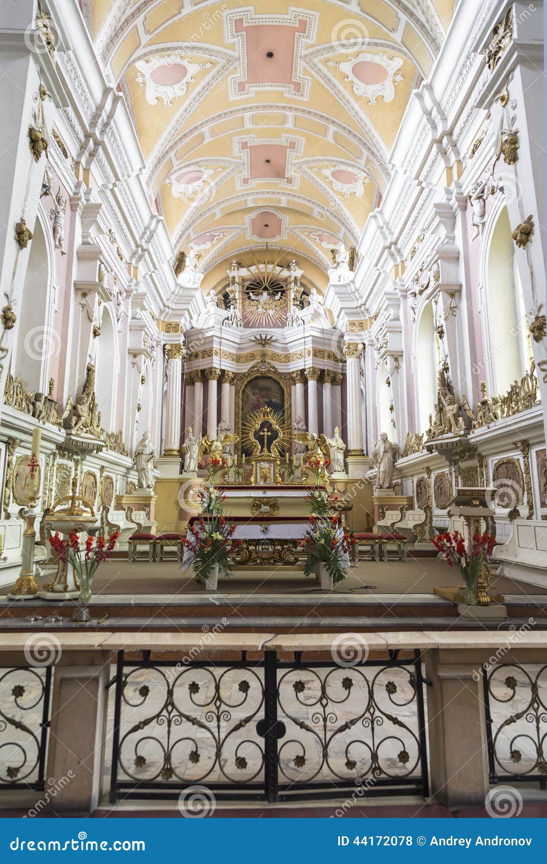 Altar De La Iglesia De Los Franciscanos Foto de archivo - Imagen de ...