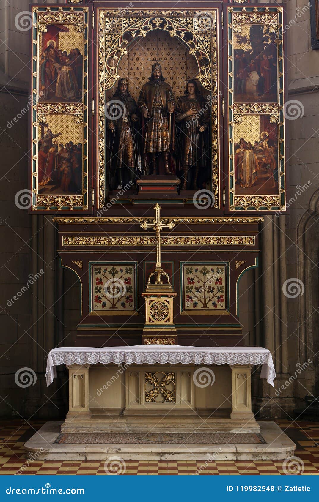 Altar De Saint Stephen, Ladislav E Emeric Na Catedral De Zagreb Foto de ...