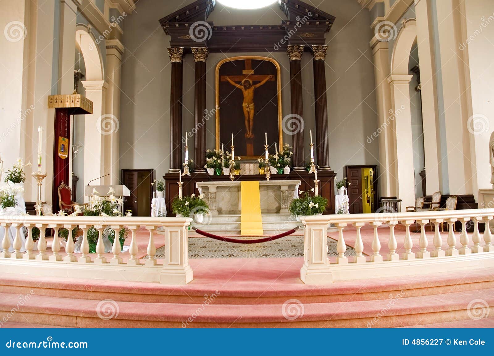 Altar Der Katholischen Kirche Stockbild - Bild von grenzstein, kirche ...