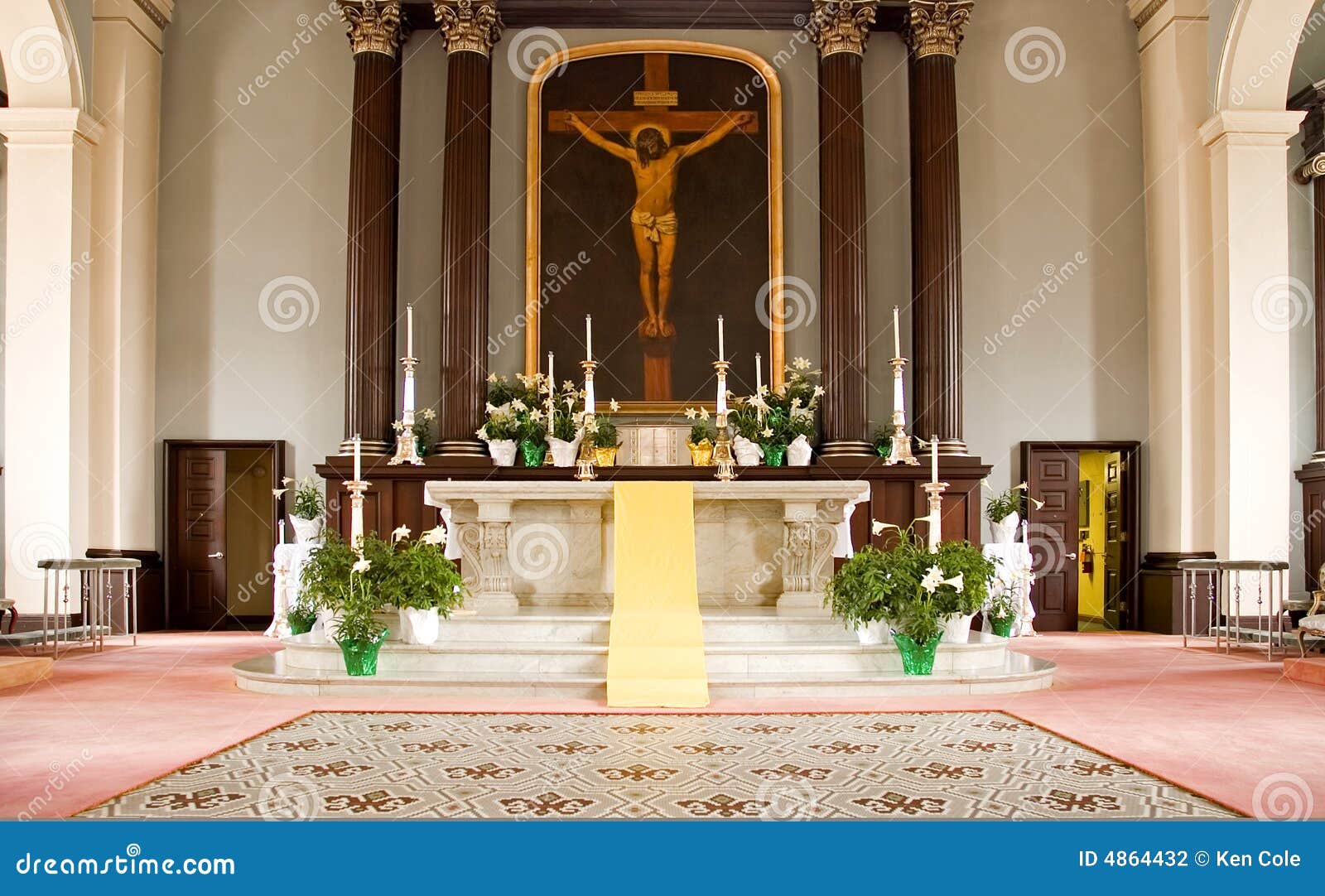Altar Der Katholischen Kirche Redaktionelles Stockfotografie - Bild von ...