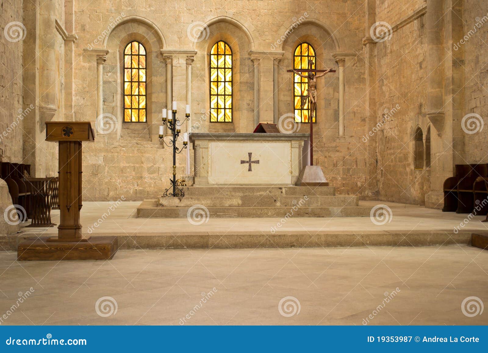 Altar in der Kirche stockbild. Bild von mittlere, katholizismus - 19353987