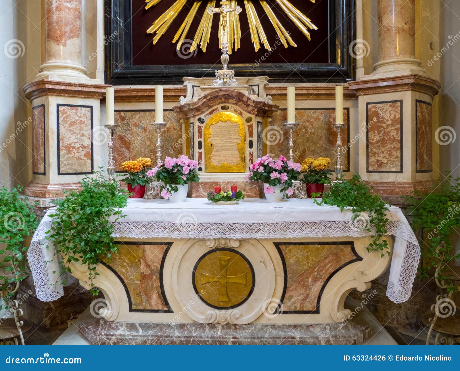 Altar in Einer Katholischen Kirche Stockfoto - Bild von architektur ...