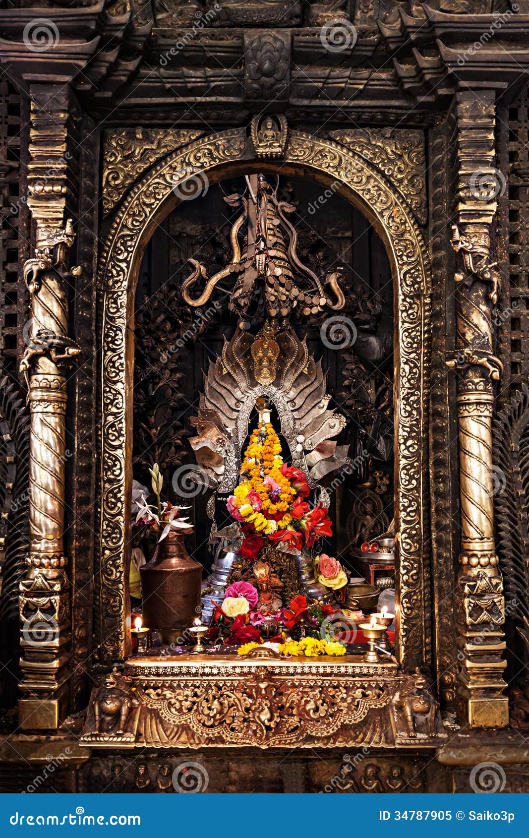 Altar en templo hindú imagen de archivo. Imagen de bronce - 34787905