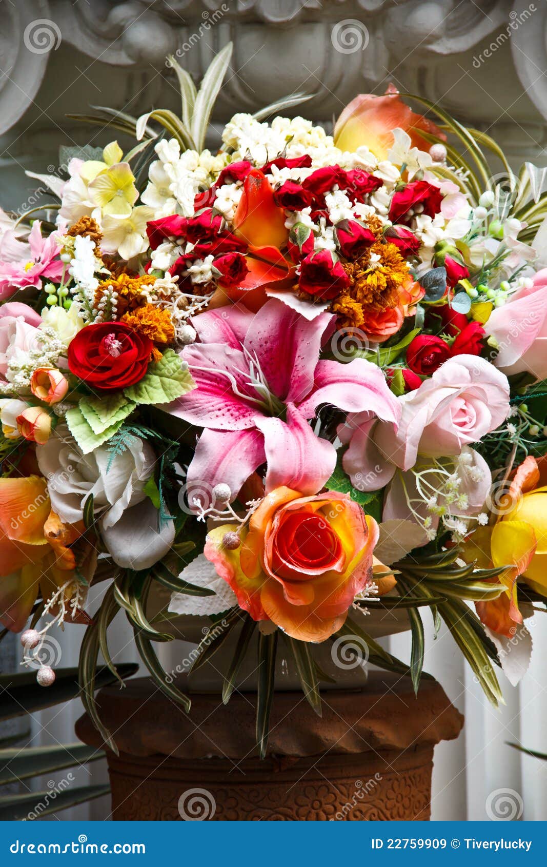 Altar flowers and statues. stock image. Image of chapel - 22759909