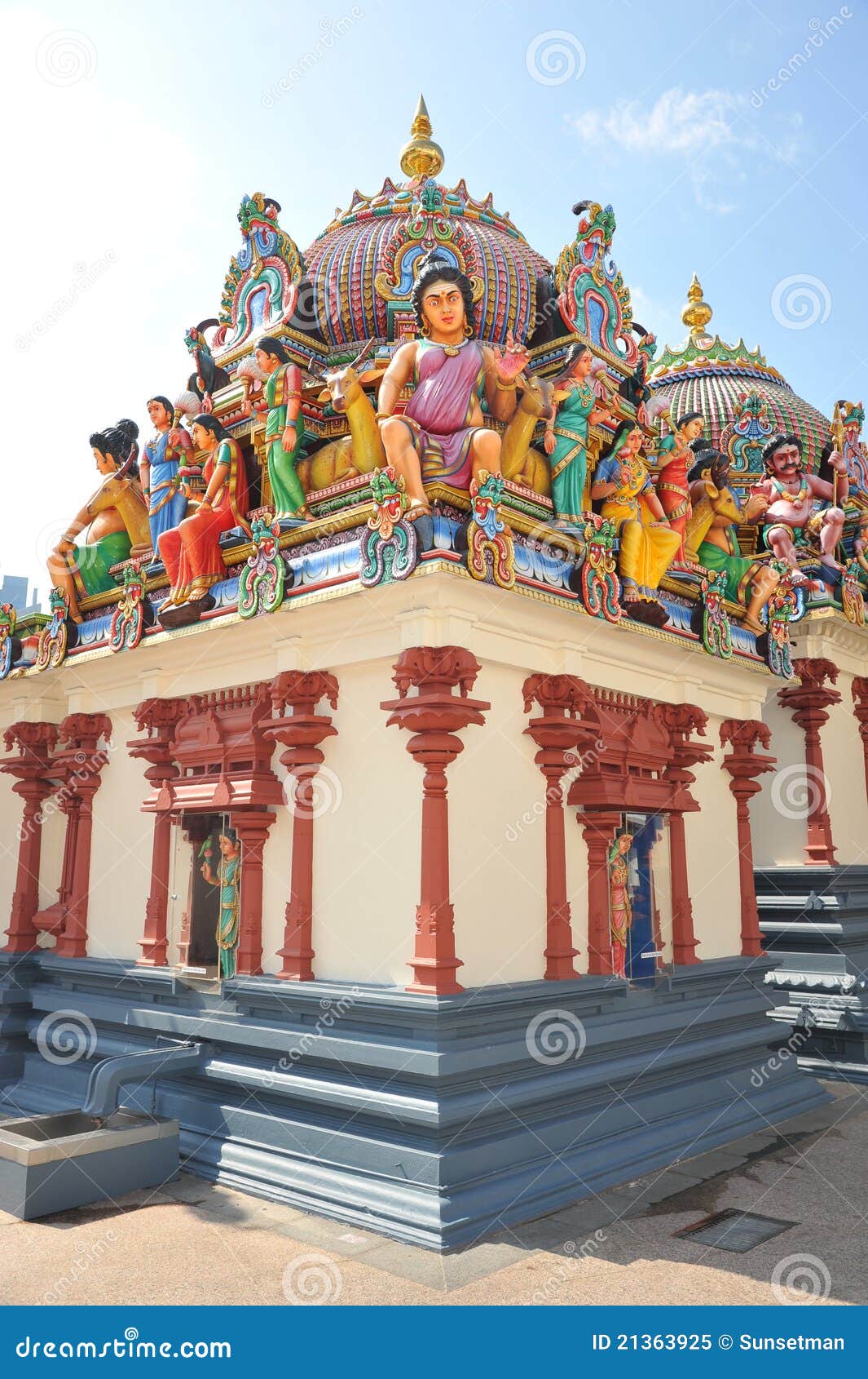 Altar Hindú Del Rezo Con Las Estatuas De Dios Imagen de archivo ...
