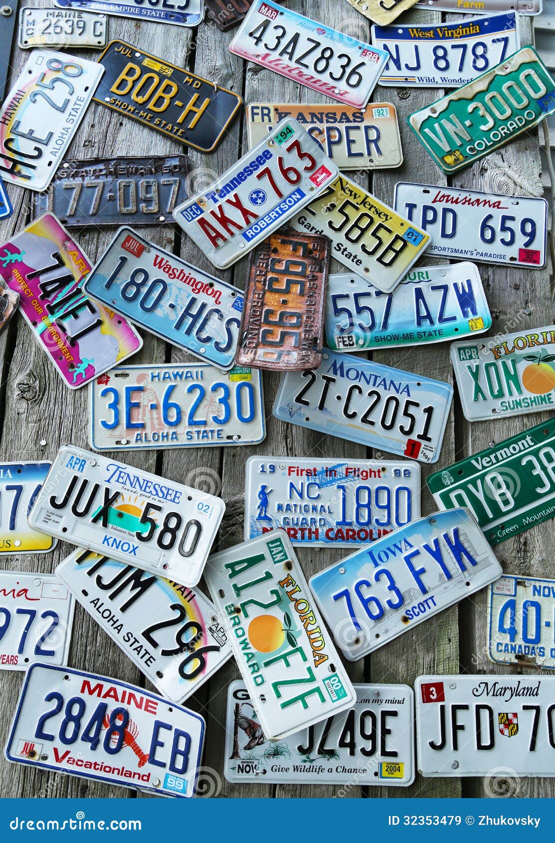 Alte Autokfz-kennzeichen Auf Der Wand Redaktionelles Stockbild - Bild ...
