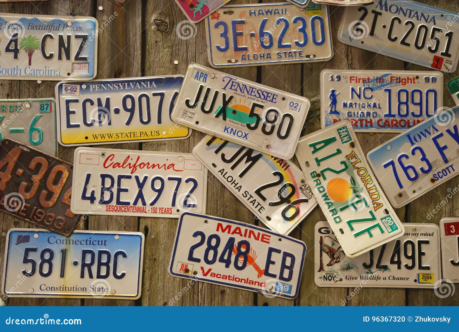 Alte Autokfz-kennzeichen Auf Der Wand Redaktionelles Bild - Bild von ...