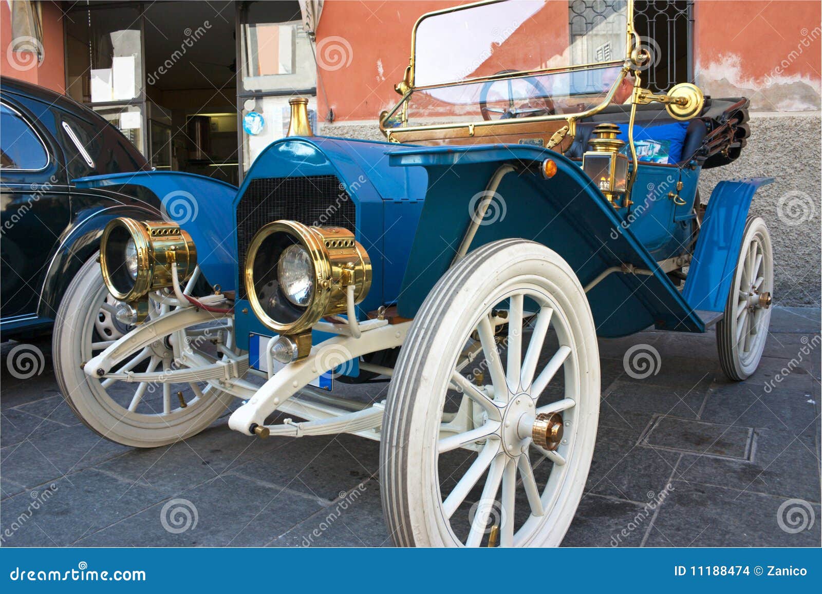 Alte Autos stockfoto. Bild von kühler, ursprünglich, blau - 11188474