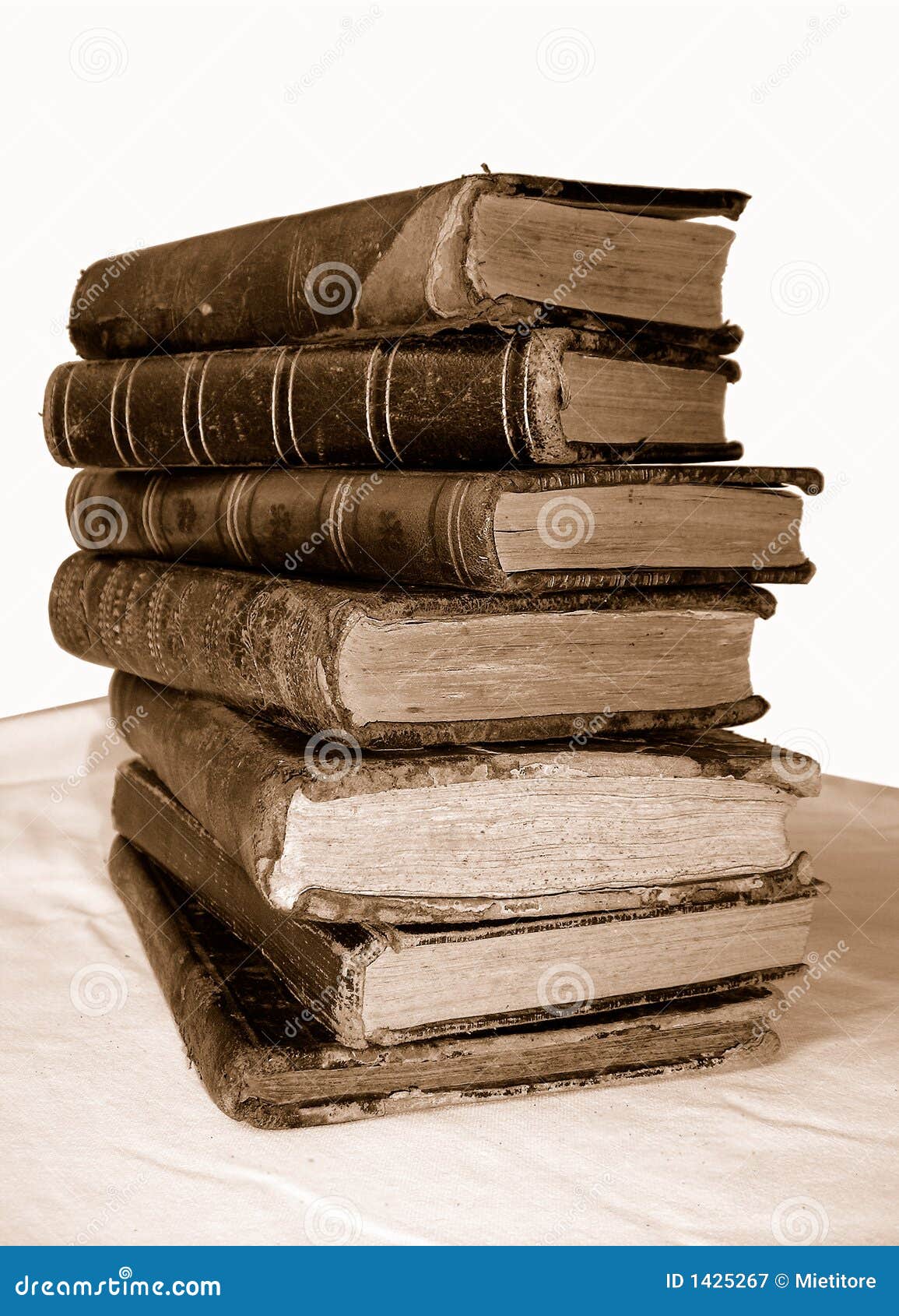 Alte Bücher stockbild. Bild von historisch, bücherregal - 1425267