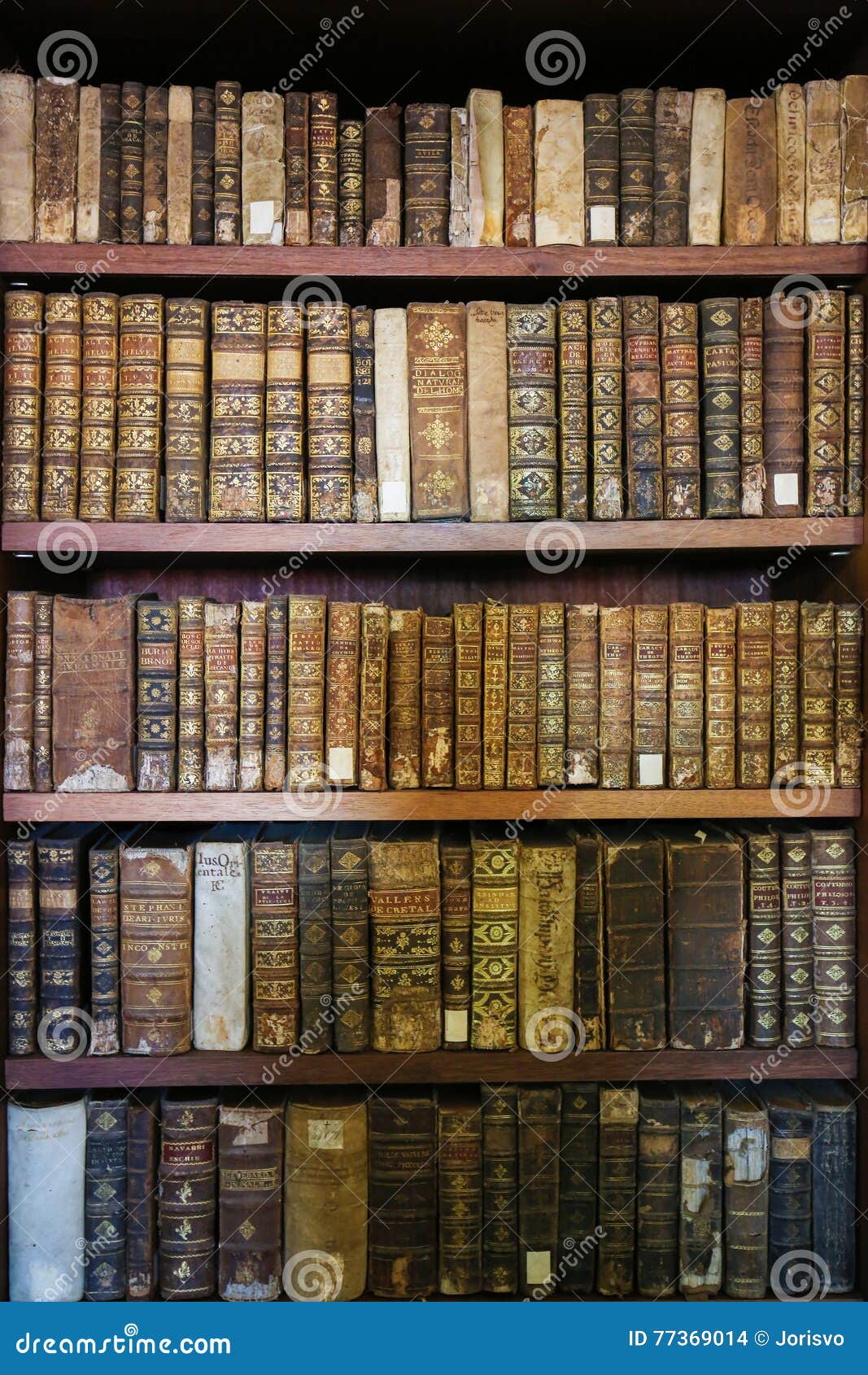 Alte Bücher in Der Bibliothek Von Coimbra Stockfoto - Bild von ...