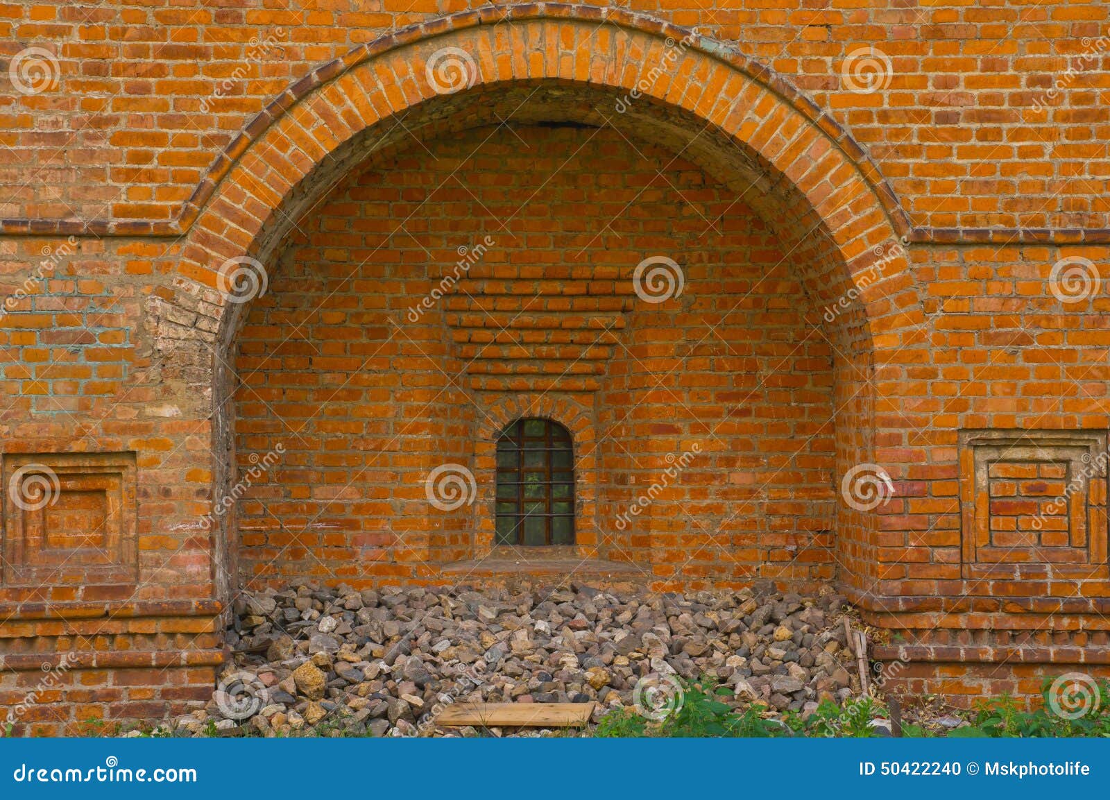 Alte Backsteinmauer Mit Fenster Stockfoto - Bild von gras, sommer: 50422240