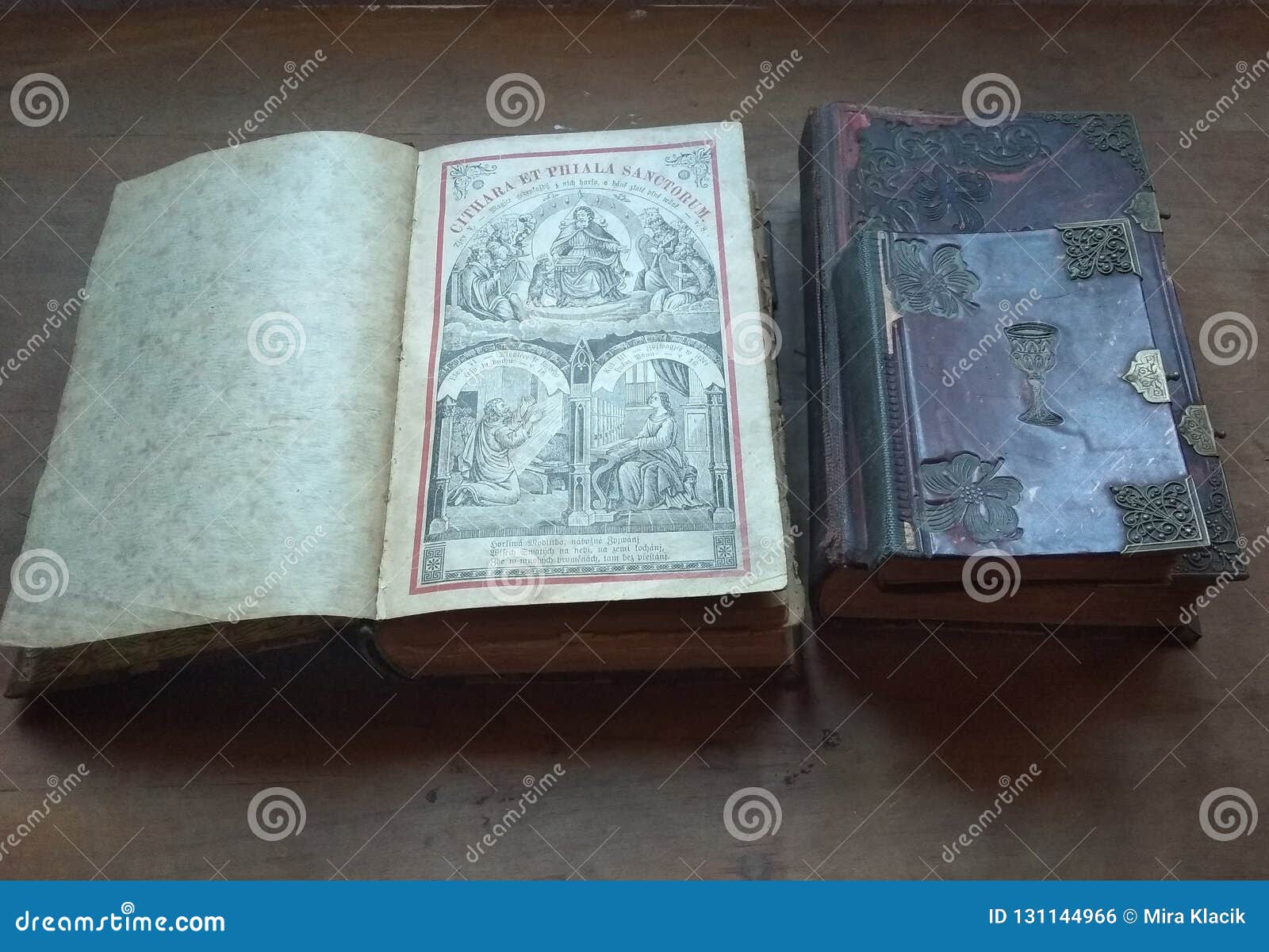 Alte Bibel redaktionelles foto. Bild von christentum - 131144966