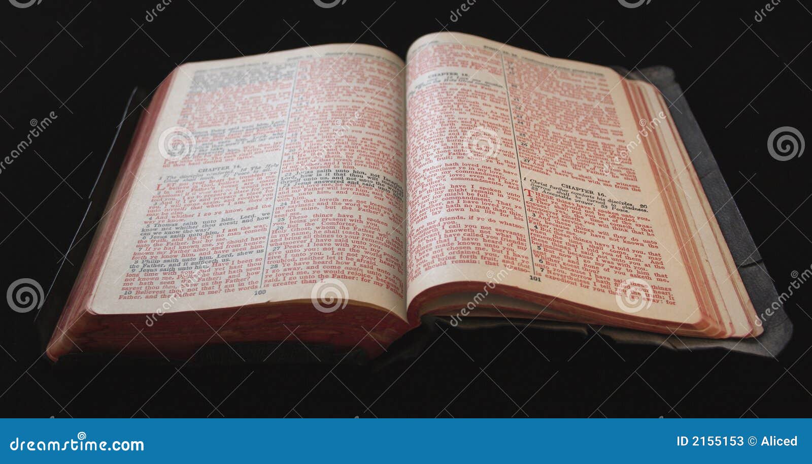 Alte Bibel mit rotem Text stockbild. Bild von kapitel - 2155153