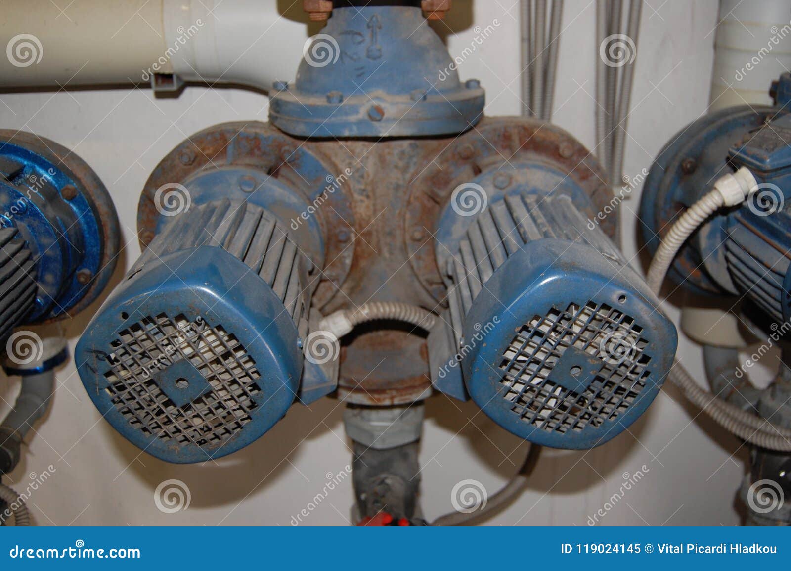 Alte blaue Pumpe stockbild. Bild von betrieb, rohr, ausrüstung - 119024145