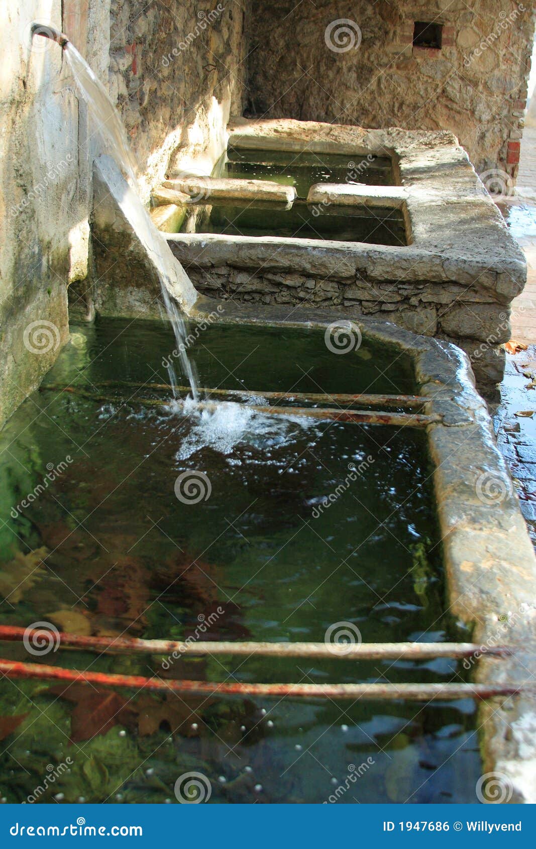 Alte Brunnen in Provence stockfoto. Bild von brunnen, erneuern - 1947686