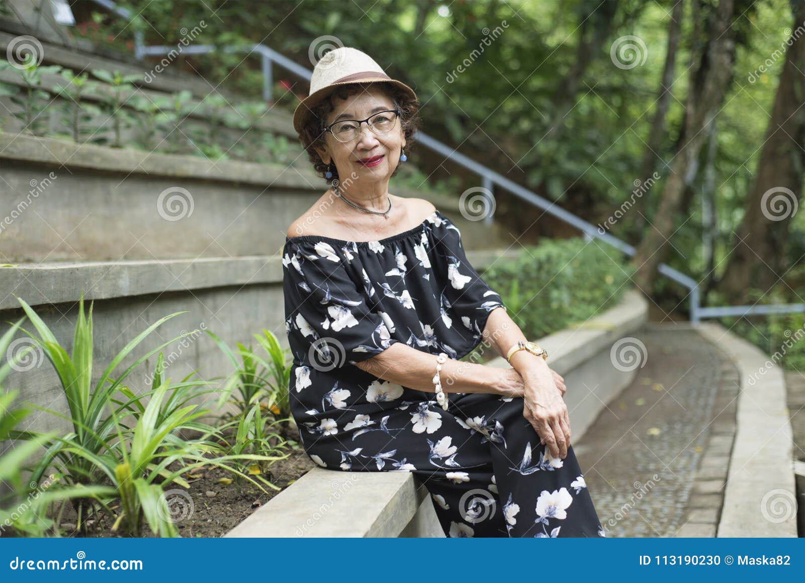 Alte Dame at the Garden stockfoto. Bild von betriebe - 113190230