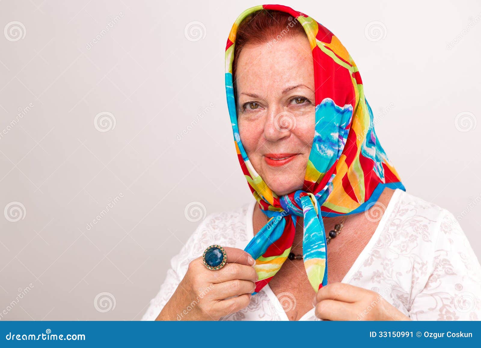 Alte Dame Mit Ihrem Kopftuch Stockbild - Bild von dame, verwegen: 33150991