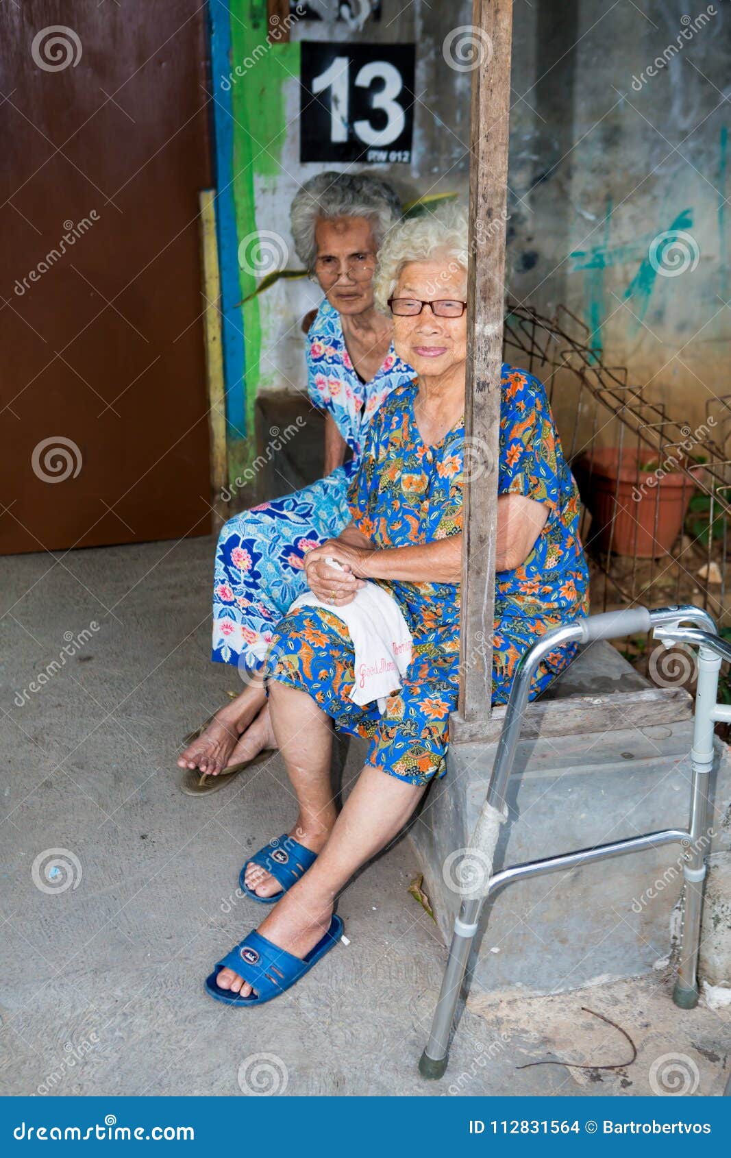 Alte Damen in Einem Elendsviertel in Jakarta Redaktionelles Stockbild ...