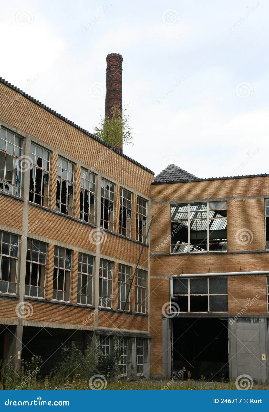 Alte Fabrik stockbild. Bild von industriell, weinlese, betrieb - 246717