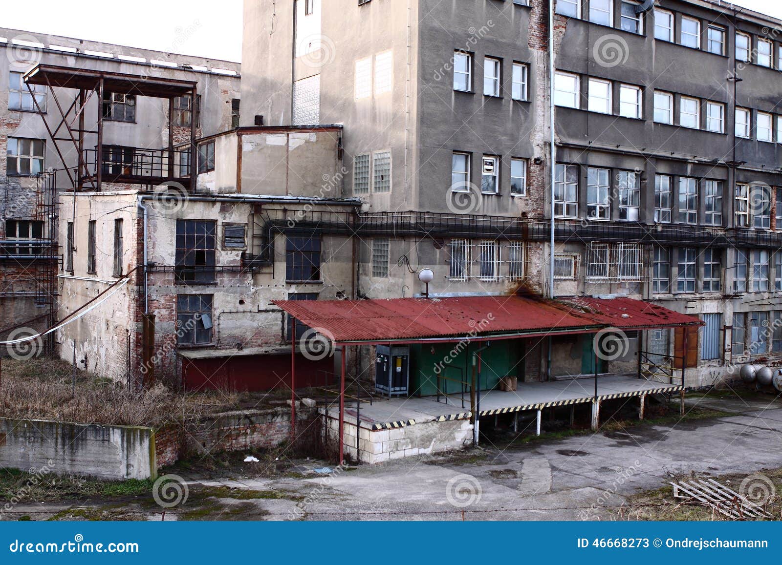 Alte Fabrik-Fassade stockbild. Bild von chemie, herbst - 46668273