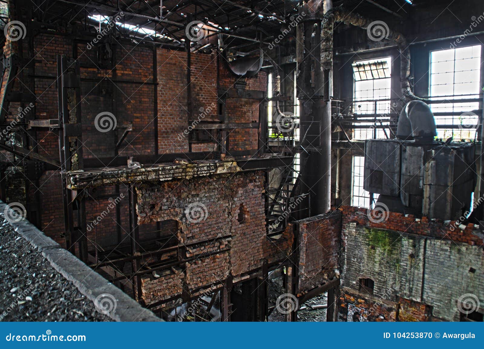 Alte Fabrik nach innen stockfoto. Bild von halle, industriell - 104253870