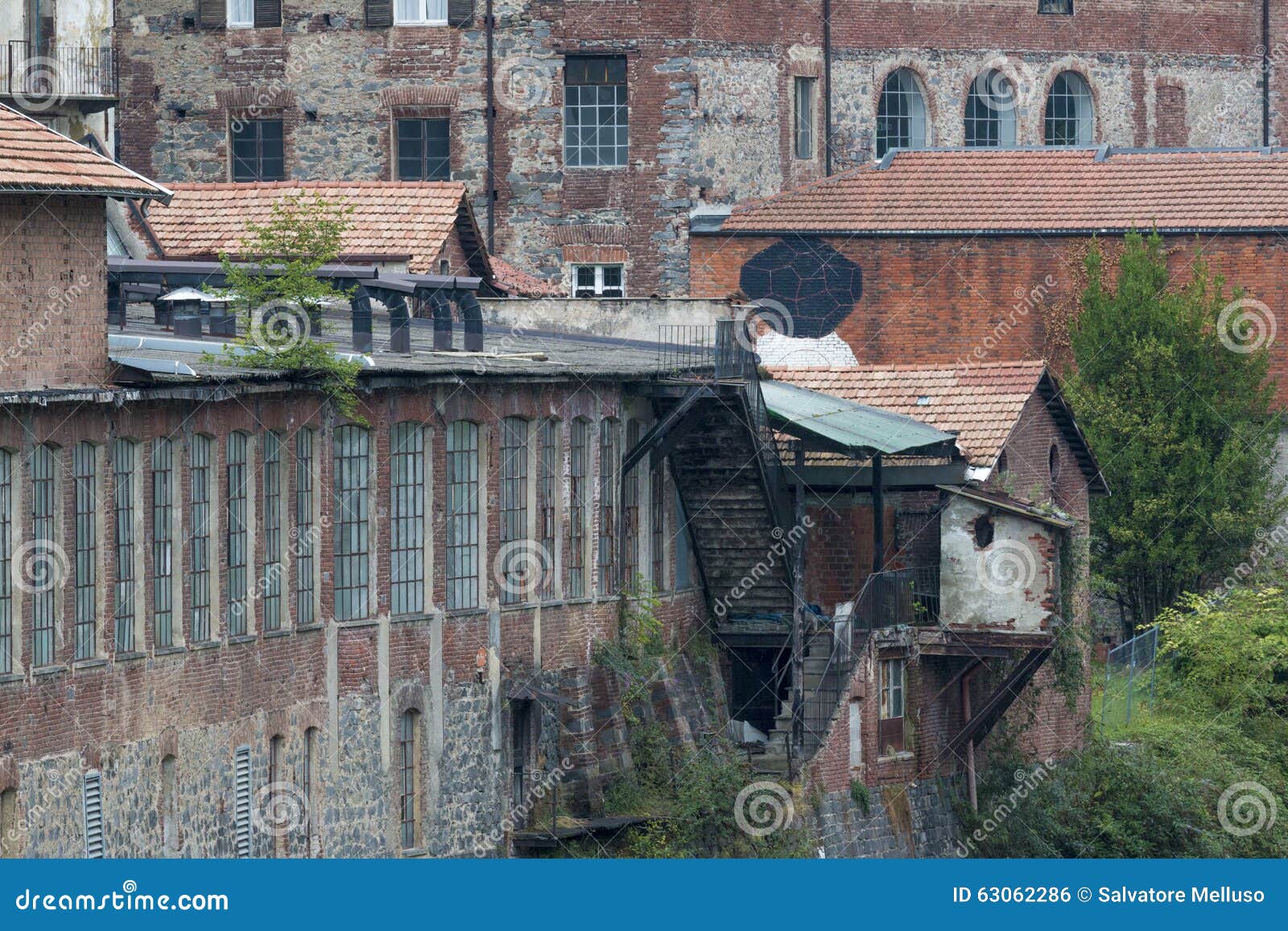 Alte Fabrik Oder Lager Externalwand Stockfoto - Bild von ziegelstein ...