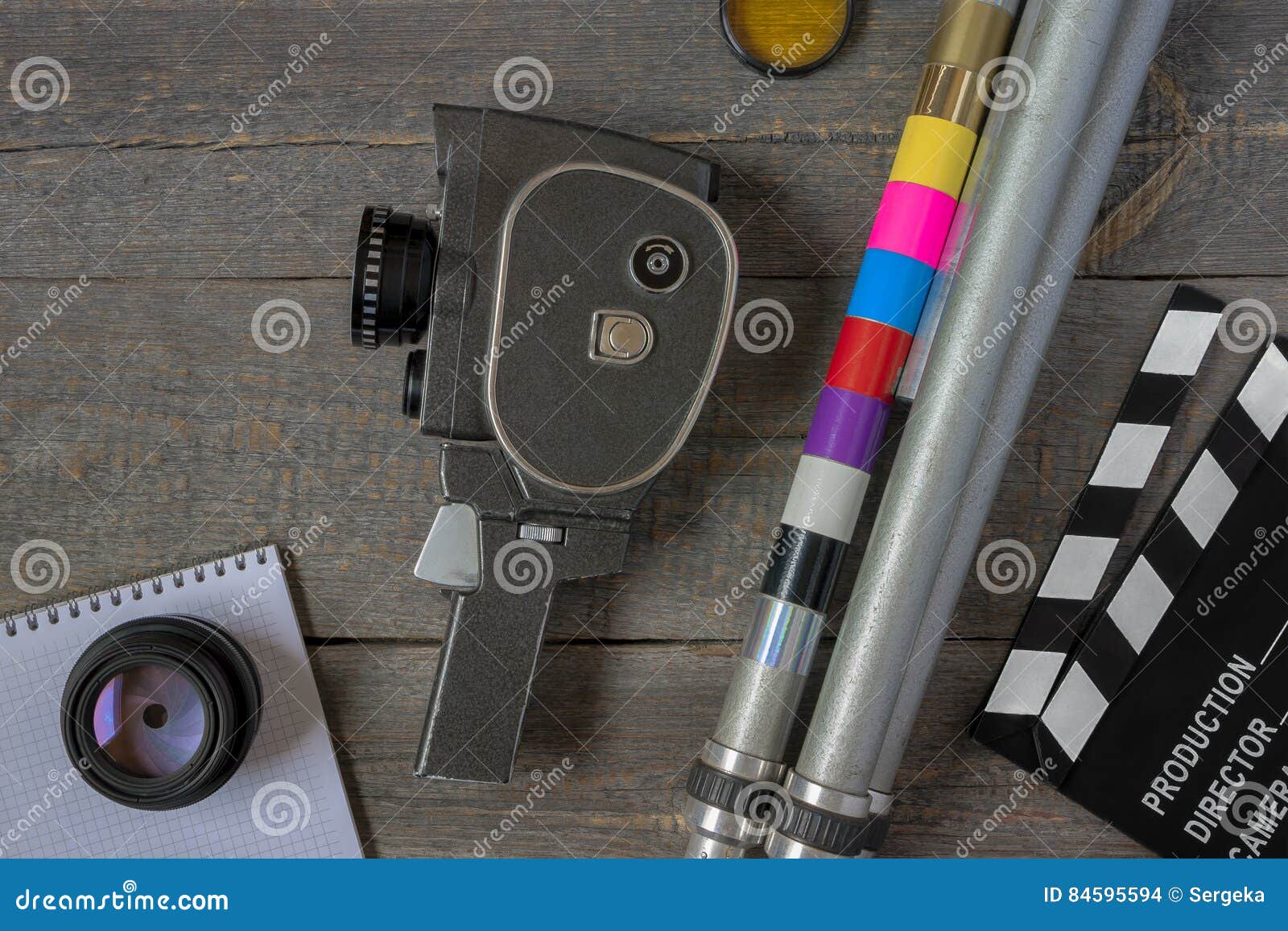 Alte Filmkamera Mit Einem Stativ Und Einem Clapperboard Stockfoto ...