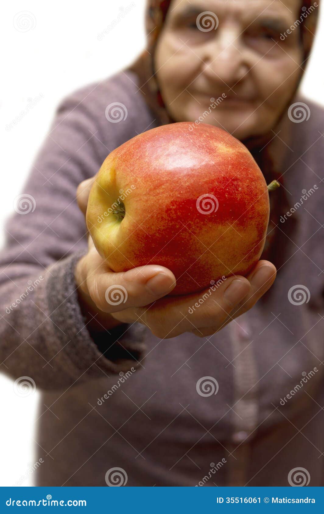 Alte Frau, Die Einen Apfel Hält. Stockbild - Bild von nahrung, finger ...